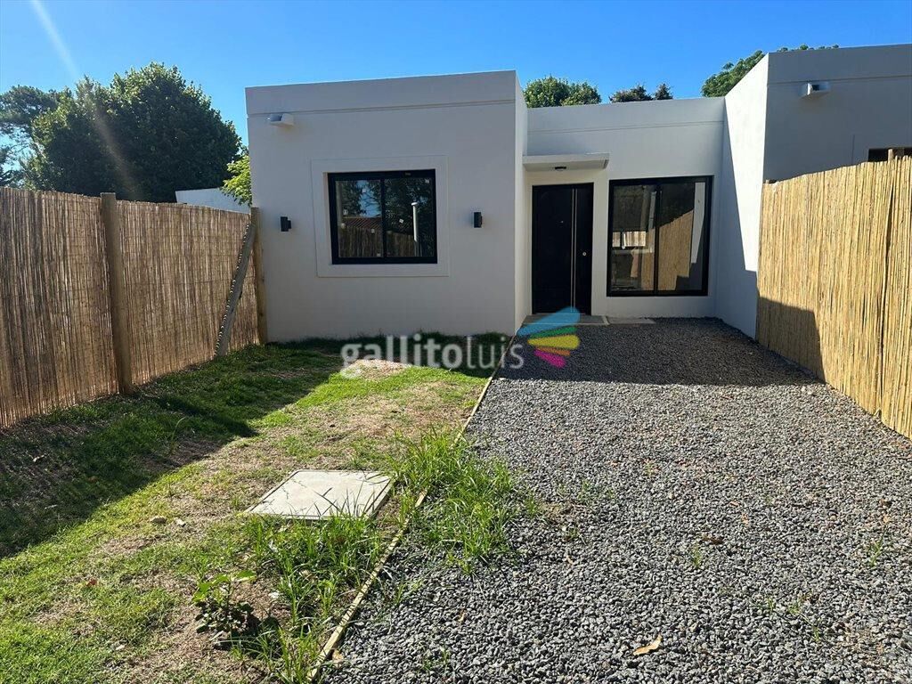 Venta Casa De Dos Dormitorios Solymar