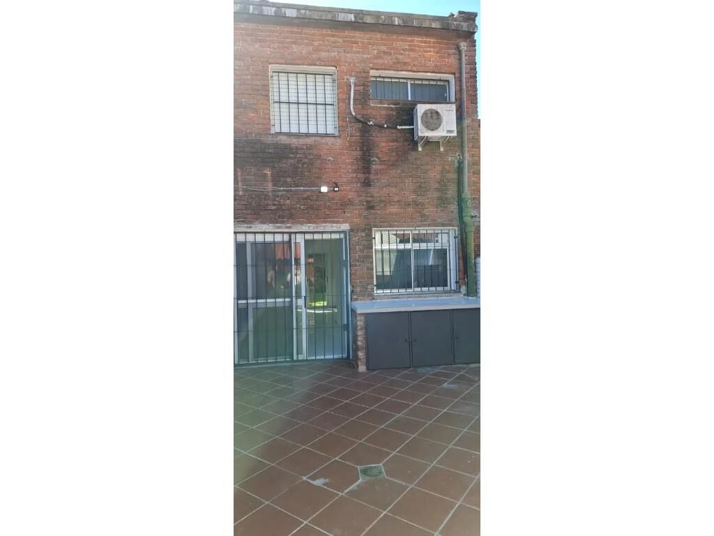 Casa En Alquiler, 2 Dormitorios, En Malvín Sur.