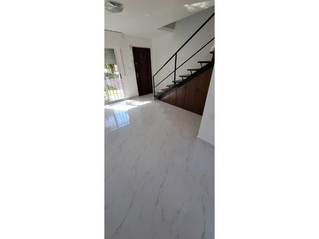 Casa En Alquiler, 2 Dormitorios, En Malvín Sur.