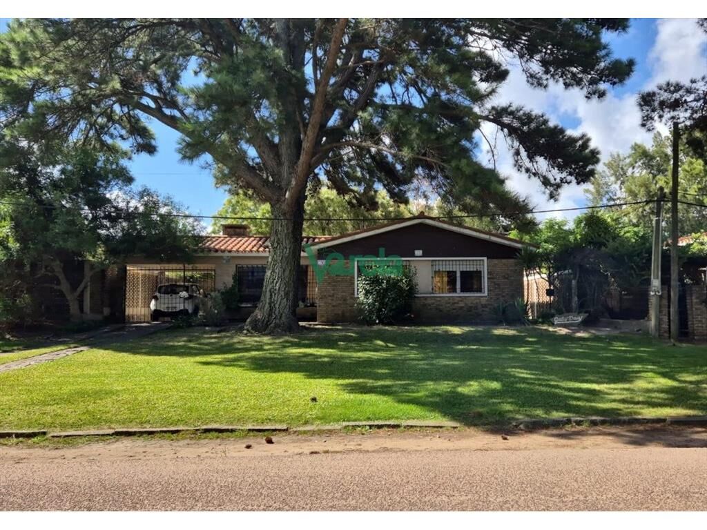 Casa En Atlã¡Ntida, Dos Dormitorios Y Apartamento Al Fondo