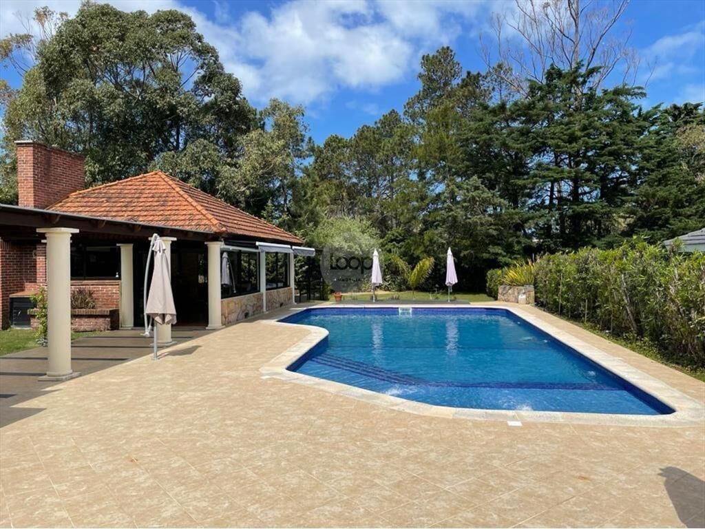 Exclusiva Residencia De Dos Plantas Con Amplios Espacios Y