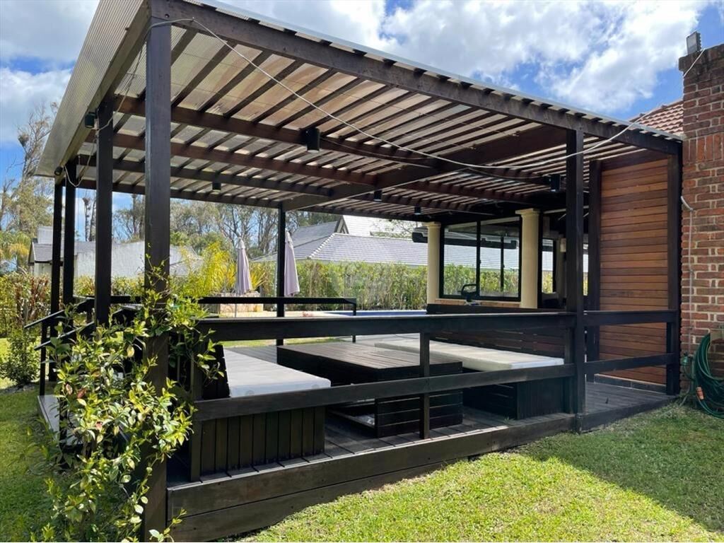 Exclusiva Residencia De Dos Plantas Con Amplios Espacios Y