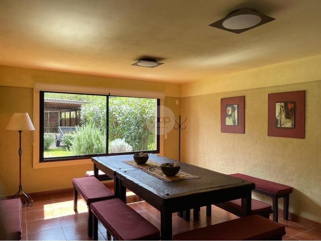 Exclusiva Residencia De Dos Plantas Con Amplios Espacios Y