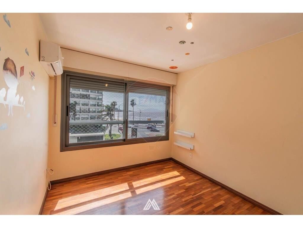 Venta Apartamento Pocitos 4 Dormitorios / Garaje