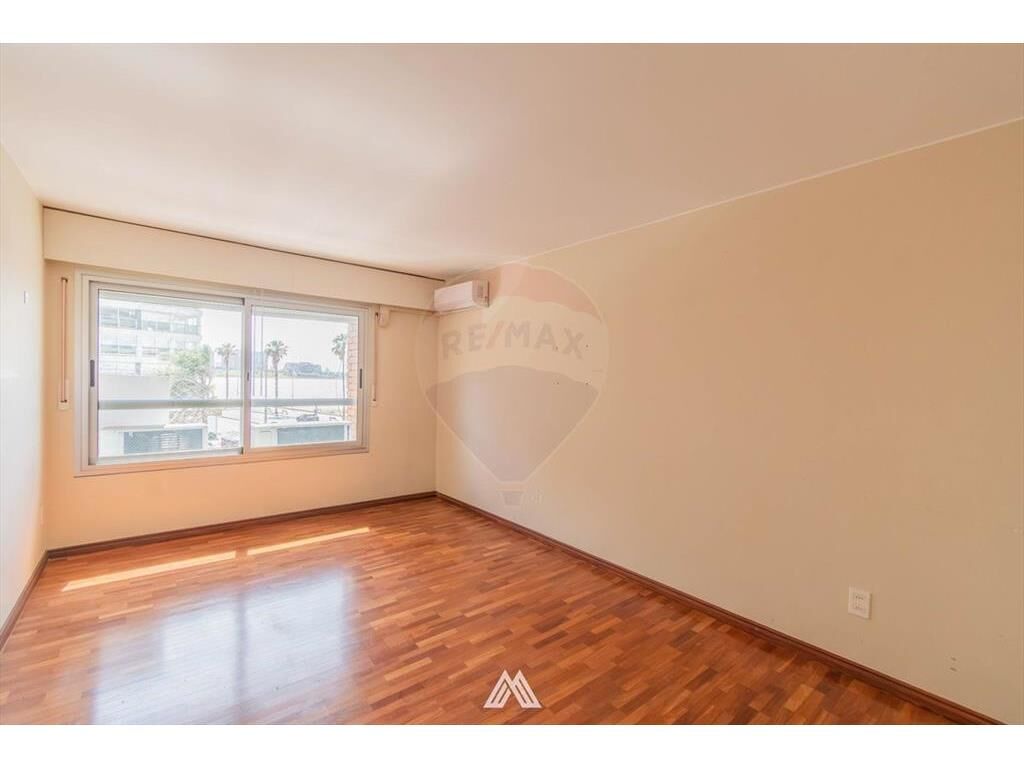Venta Apartamento Pocitos 4 Dormitorios / Garaje