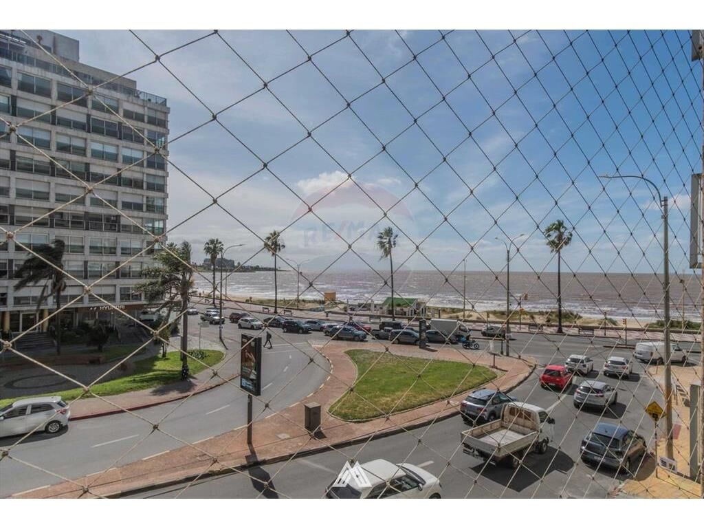 Venta Apartamento Pocitos 4 Dormitorios / Garaje